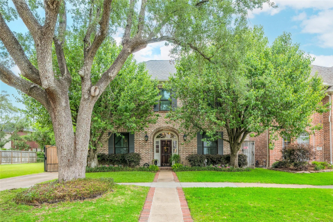 Meet Tom Hanson of CBS News Now, Based in Fort Worth, Texas